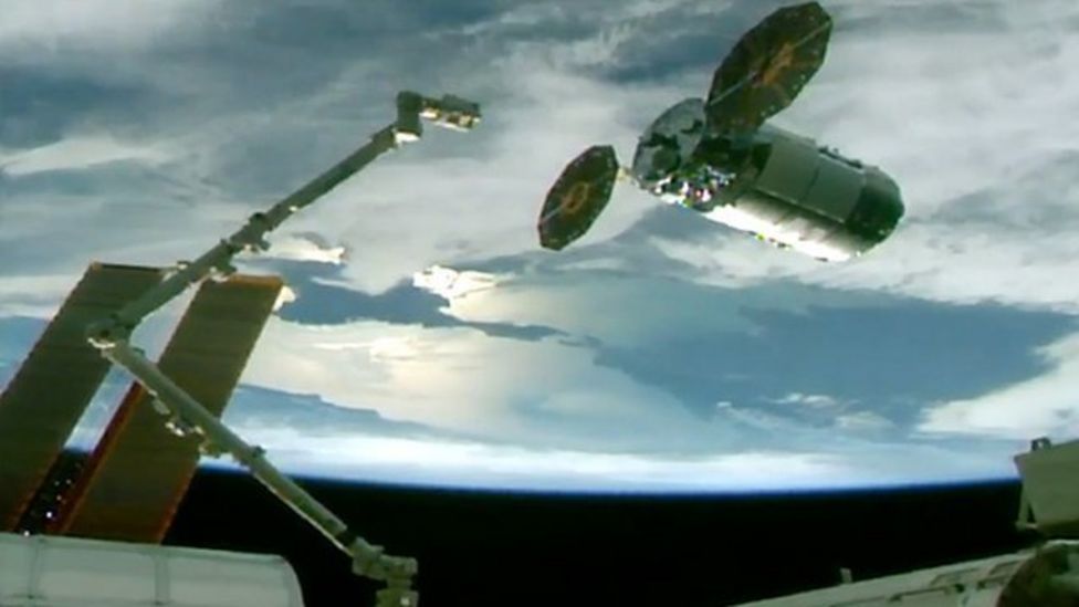 British radio antenna arrives at space station - BBC News