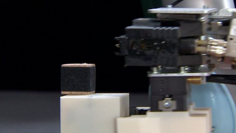 Starfish-killing robot close to trials on Great Barrier Reef - BBC News