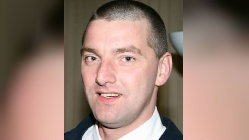 Murder probe after man found dead in Yoker flat - BBC News