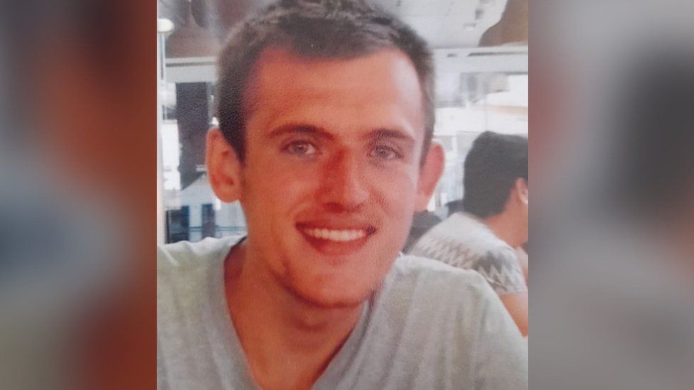 Chichester: Tributes paid to cyclist after fatal crash - BBC News