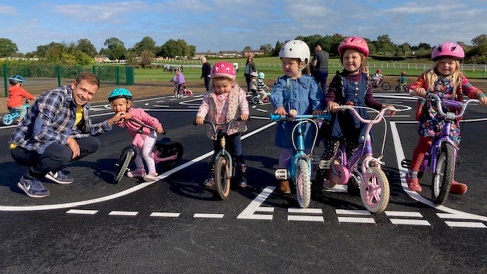 New £1.7m cycle track opens in Hereford - BBC News