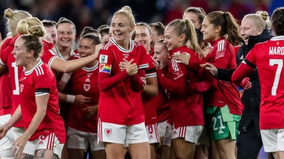 Arwyr pêl-droed yn ysbrydoli cenhedlaeth o ferched - BBC Cymru Fyw