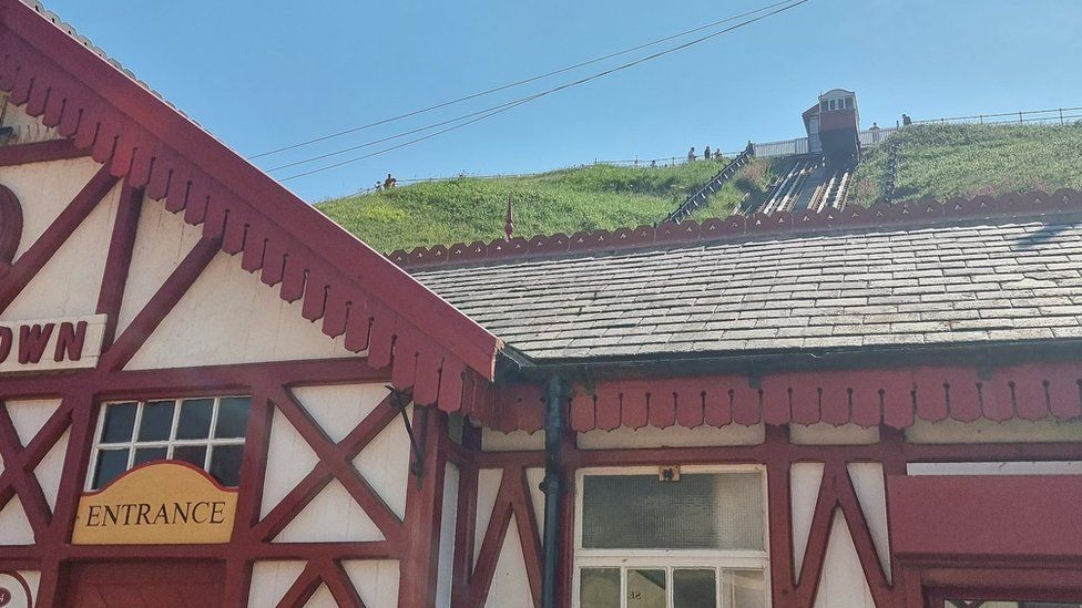 Saltburn: Passengers rescued from Victorian cliff lift - BBC News