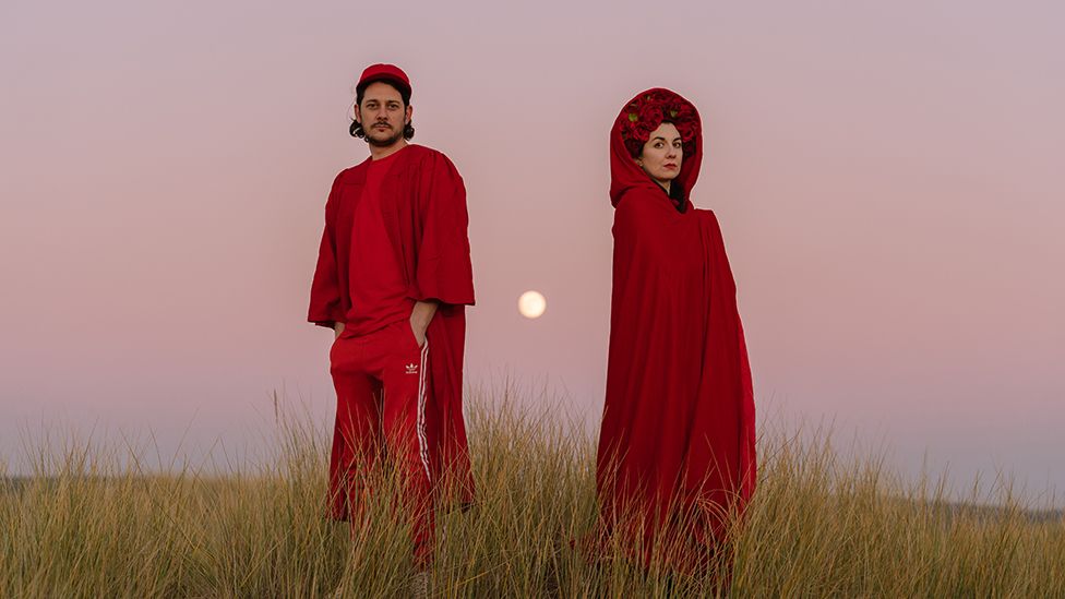 Albym buddugol Rogue Jones wedi ei ysbrydoli gan fagu plant - BBC Cymru Fyw