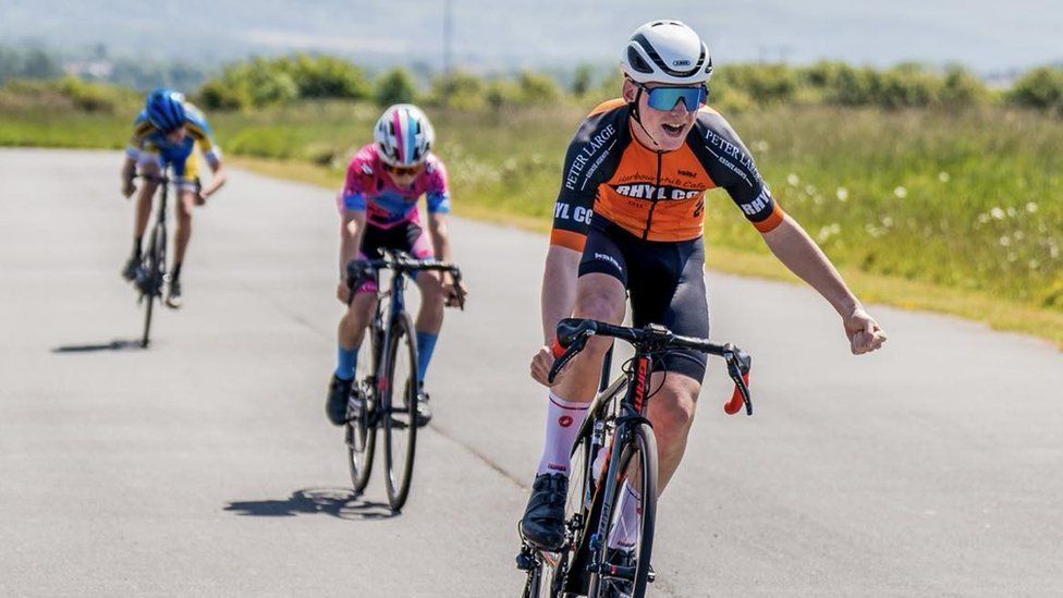 'Siomedig' na fydd felodrom seiclo yn Rhuthun - BBC Cymru Fyw