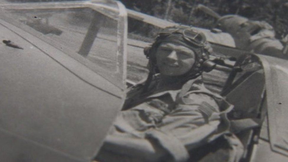 'Finest' dive bomber Arthur Gill dies, aged 100 - BBC News