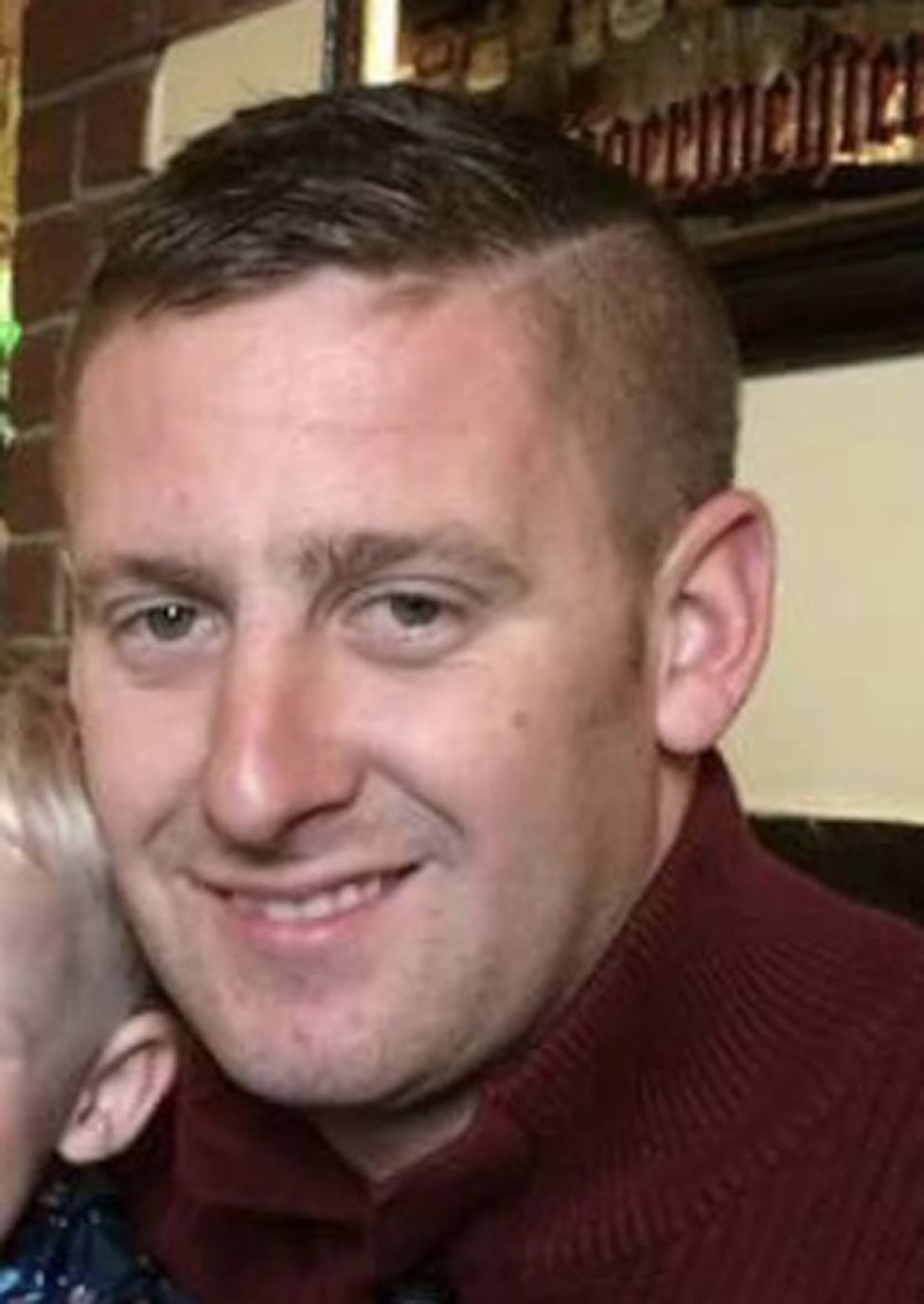 Jonathan Binns death: Two jailed for pub car park killing - BBC News