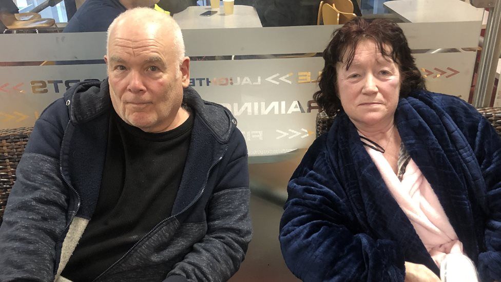 Storm Ciara: River Irwell bursts banks at Ramsbottom - BBC News