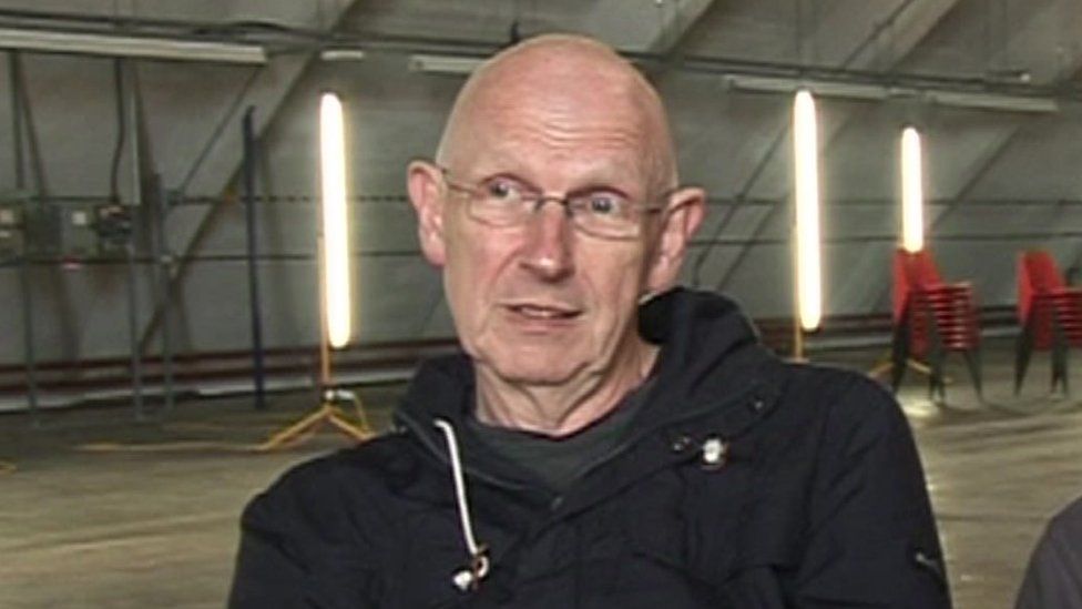 Teyrngedau i Mike Pearson o fyd y theatr yng Nghymru - BBC Cymru Fyw