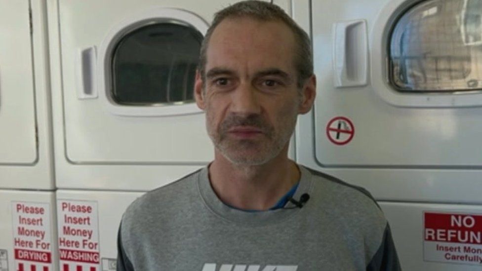 Grimsby laundrette makes zero-profit pledge to help crisis - BBC News