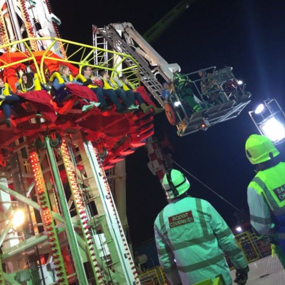 Hull Fair ride failure leaves dozens trapped 70ft in air - BBC News