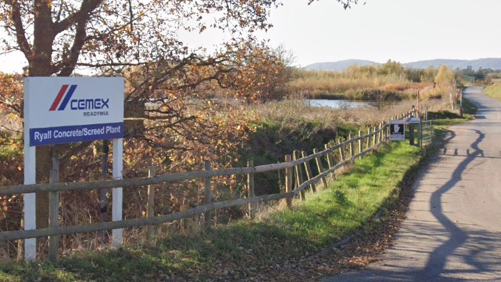 Plans to turn Upton-upon-Severn quarry into rowing lake - BBC News