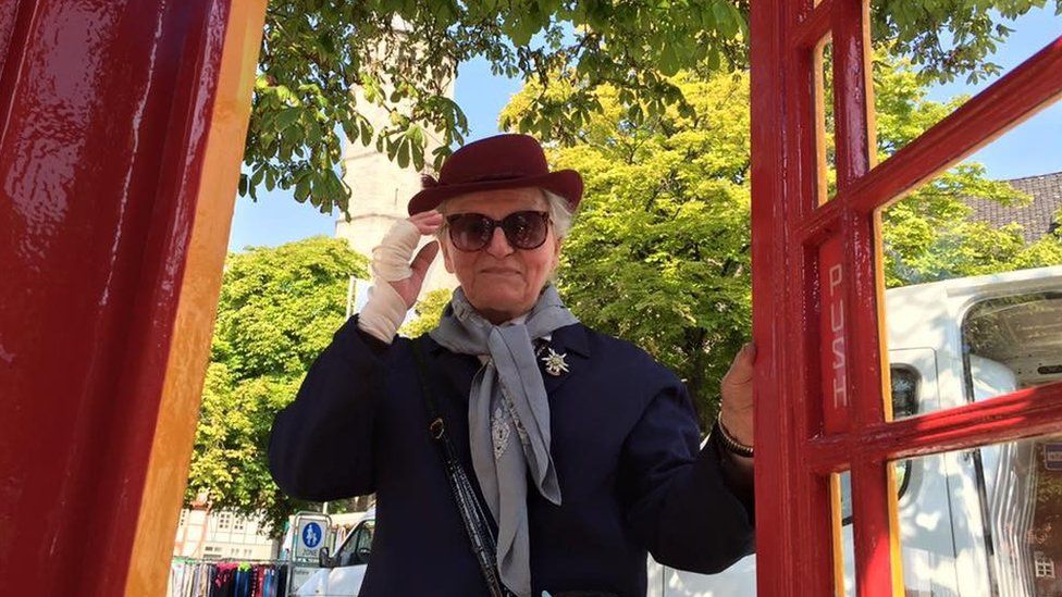Phone box art exhibition celebrates seaside postcards - BBC News