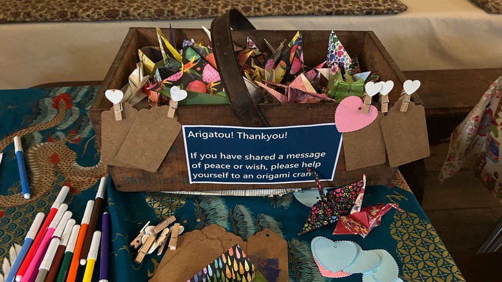 Bristol children make paper cranes in memory of Hiroshima - BBC News