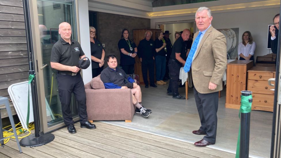 Guernsey charity GO welcomes Lieutenant-Governor as patron - BBC News