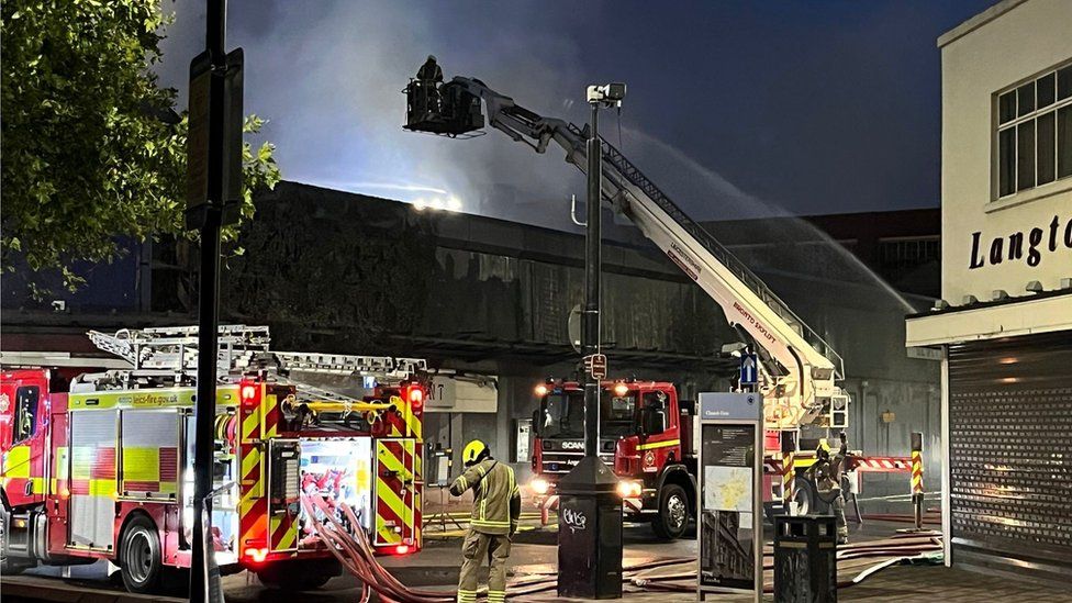 Leicester fire: Roads shut as major city centre blaze tackled - BBC News