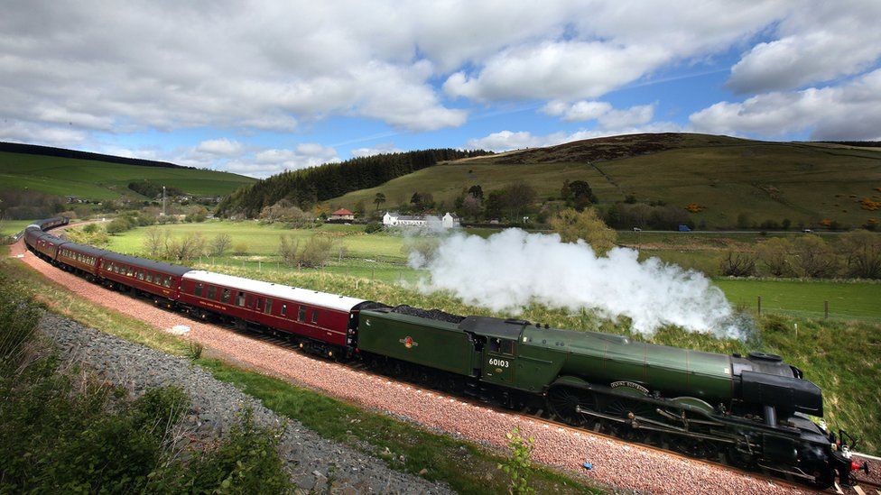 Thousands celebrate Flying Scotsman's return to Scotland - BBC News