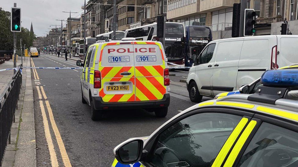 Edinburgh Princes Street closed after death of man - BBC News