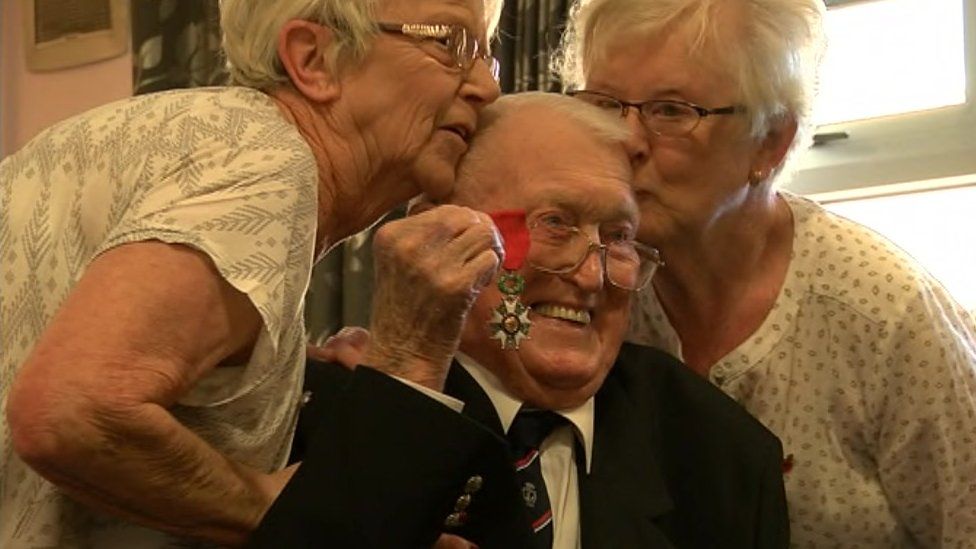 WW2 veteran Gilbert Butler gets Légion d'honneur medal - BBC News