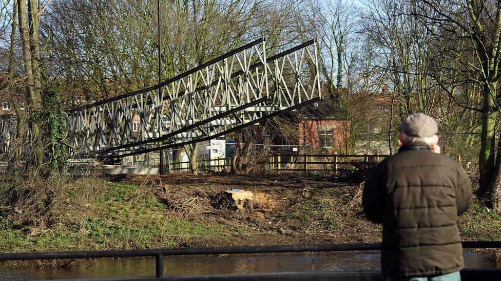 Flood-hit Tadcaster bridge replacement shuttle bus costs £20K - BBC News