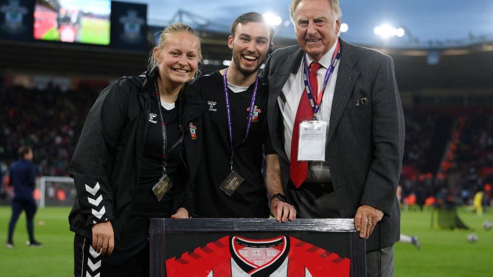 Southampton football pundit Dave Merrington retires - BBC News