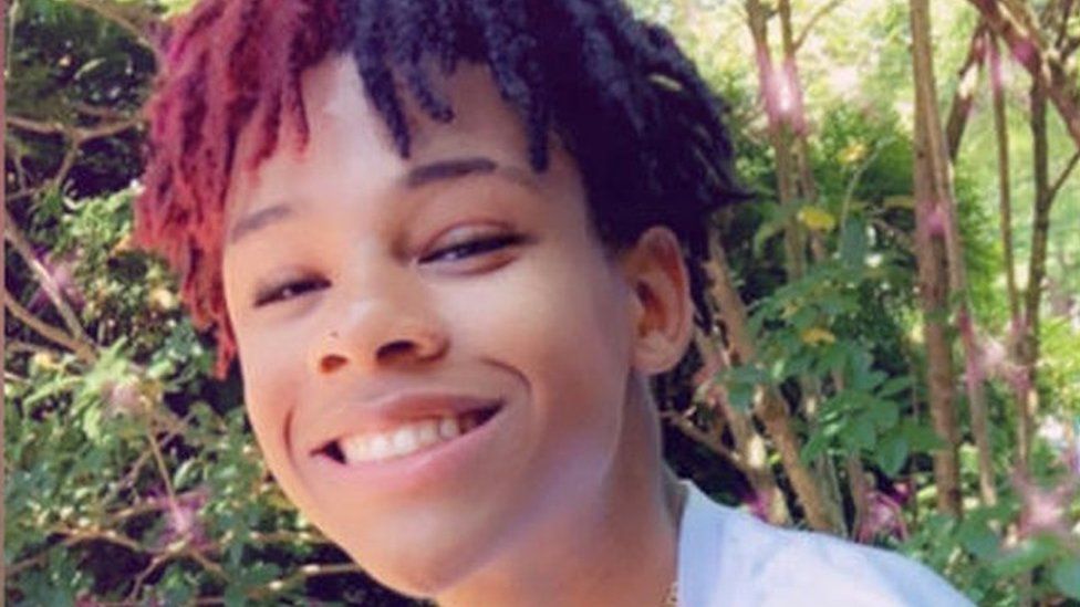 Khaseen Morris: Teen held for killing that bystanders filmed - BBC News