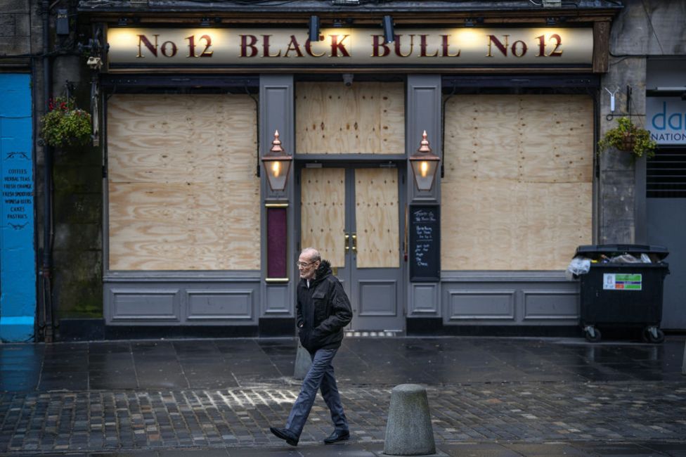 Covid-19: Pubs and shops reopen and Covid app update blocked - BBC News