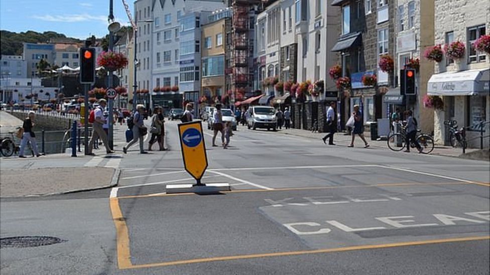 Guernsey courtesy crossing solution ‘not clear cut’ - BBC News