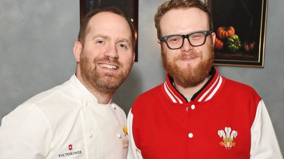 Bryn Williams: 'Dal eisiau bod yn chef, dim dyn busnes' - BBC Cymru Fyw