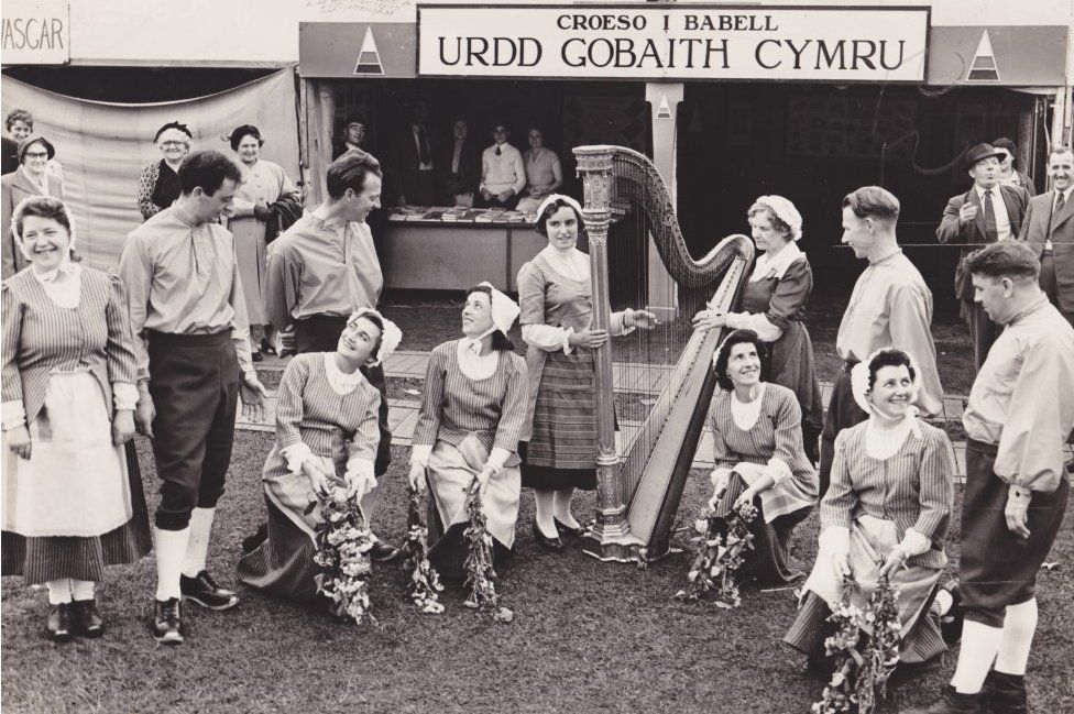 Llio Rhydderch, y delynores draddodiadol sy'n 'athrylith arallfydol ...