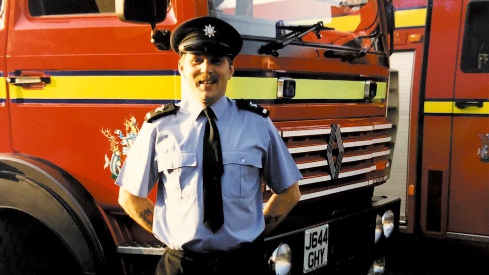 Bath firefighter Steve Angell was 'loving family man' - BBC News