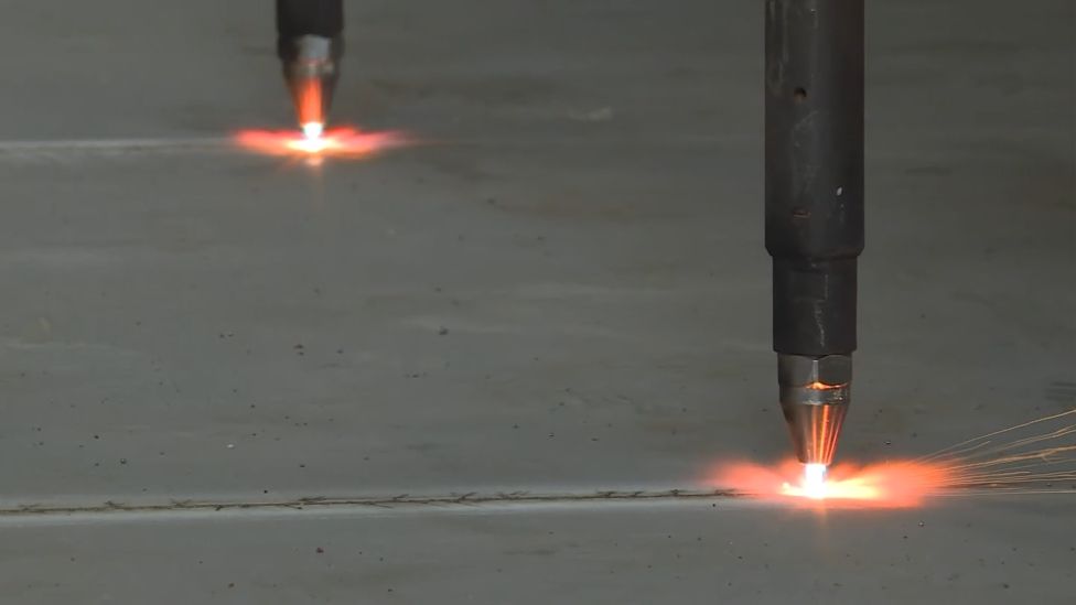 Work starts on Maersk Oil gas field platform - BBC News