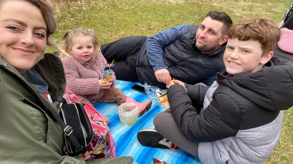 Thousands raised for Birmingham mum with terminal cancer - BBC News