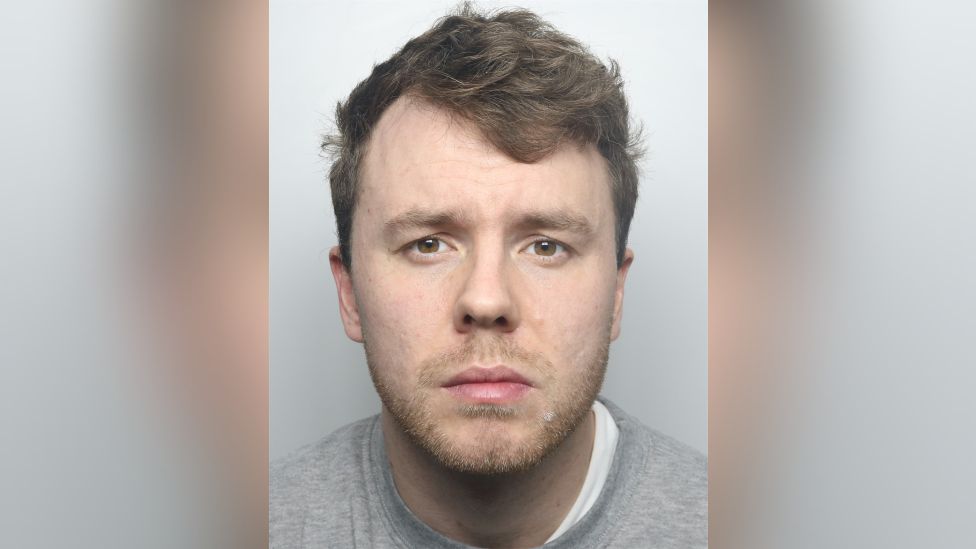 Drugs: Brecon lay-by drug dealer jailed - BBC News