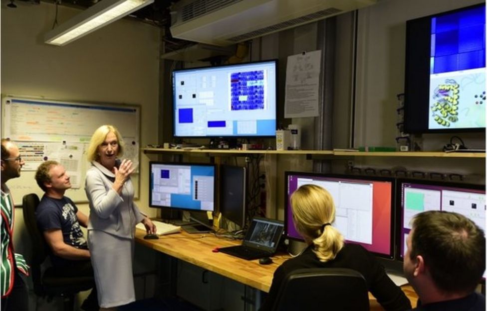 XFEL: Brilliant X-ray laser comes online - BBC News