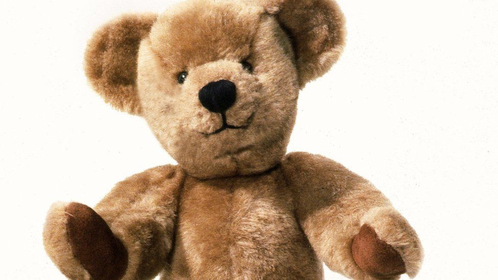 'Body' seen under duvet through window is 'big teddy' - BBC News