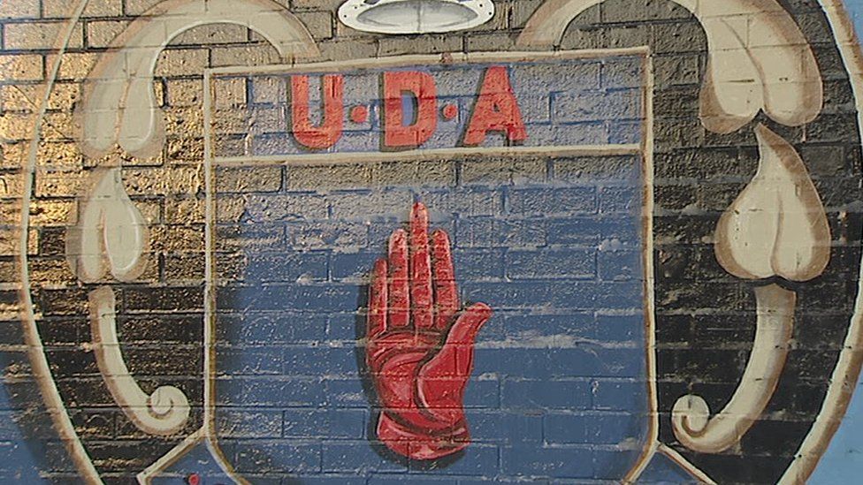 Police operation targets west Belfast UDA - BBC News