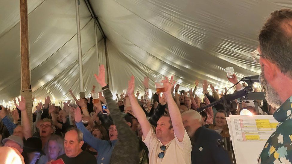 Hundreds attend Nigel Night festival in Evesham - BBC News