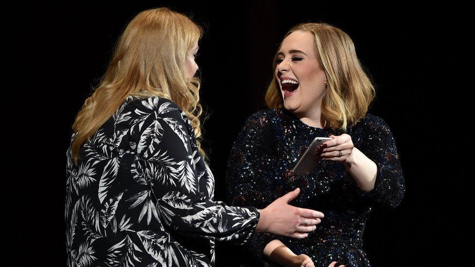 Adele 'doppelganger' inundated with messages after selfie - BBC News