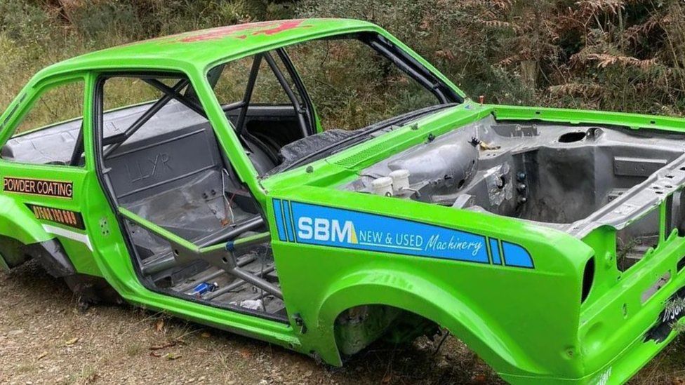 Dedfrydu dyn o Sir Gâr am ffugio lladrad car rali - BBC Cymru Fyw