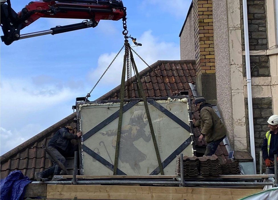 Banksy's 'Aachoo!!' removed from house in Bristol - BBC News