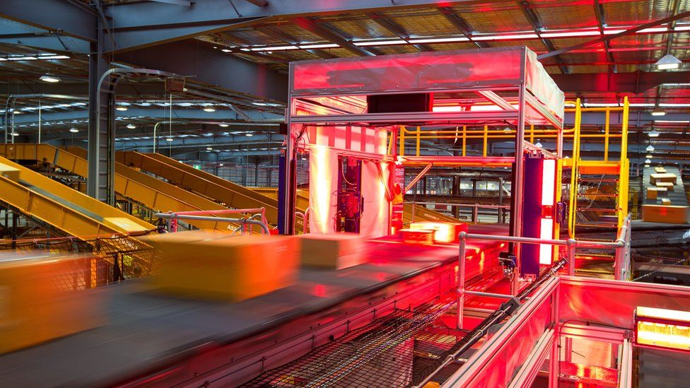 Customers 'furious' with TNT after cyber-attack meltdown - BBC News