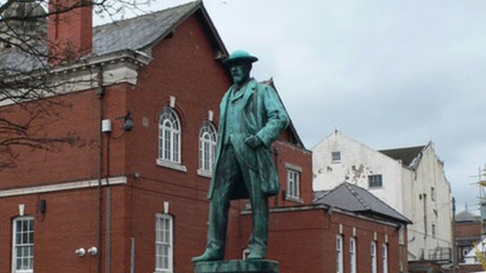 Cwis: Ble mae'r cerflun? - BBC Cymru Fyw