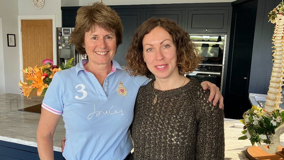 Ansicrwydd rhai ffoaduriaid o Wcráin wedi chwe mis o loches - BBC Cymru Fyw