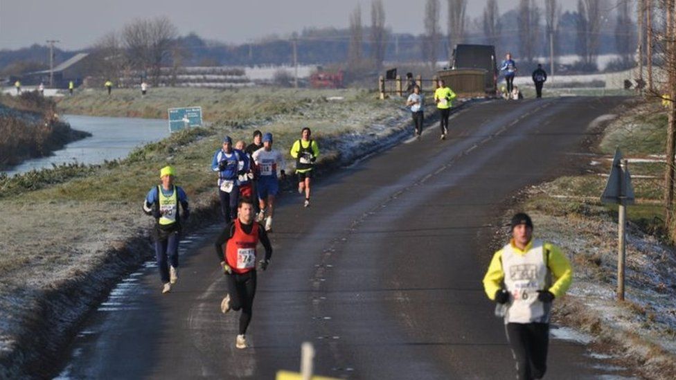 Hereward Relay race through Fens celebrates its 25th anniversary - BBC News