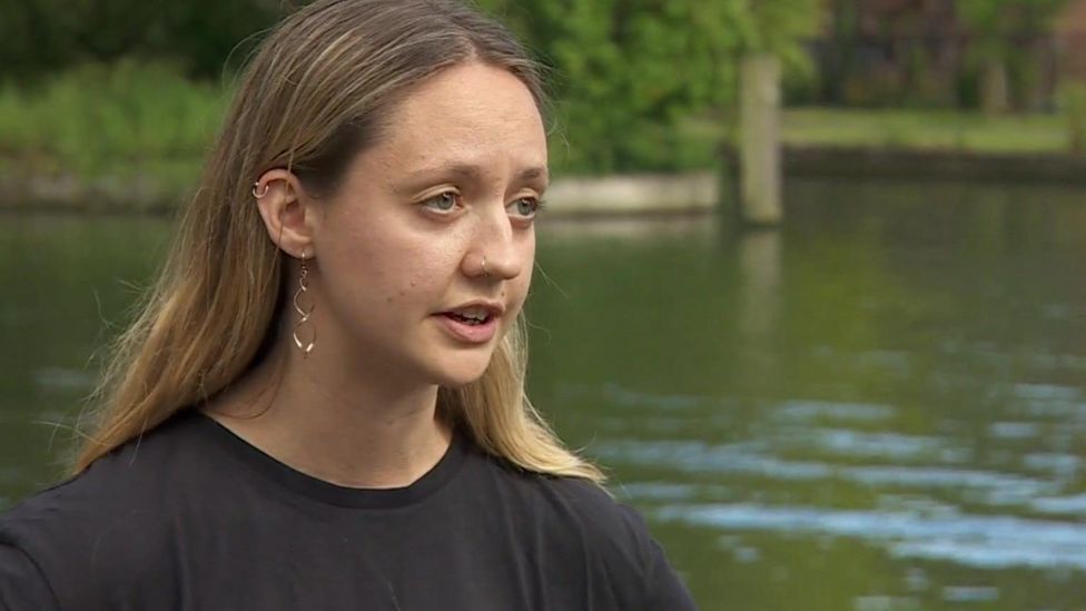 Thames Water: Anti-sewage campaigners lead river paddle protest - BBC News