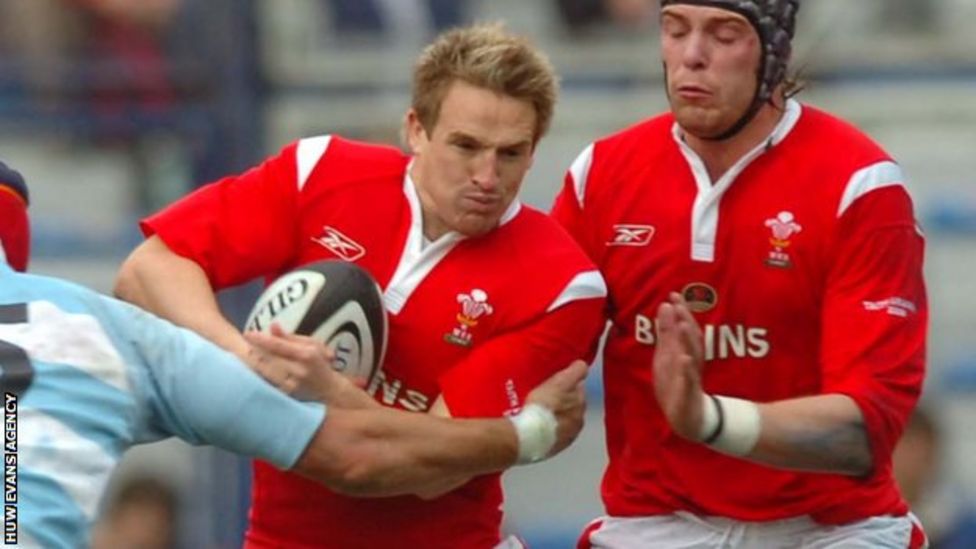 Matthew J Watkins: Ex-Wales centre dies at the age of 41 - BBC Sport