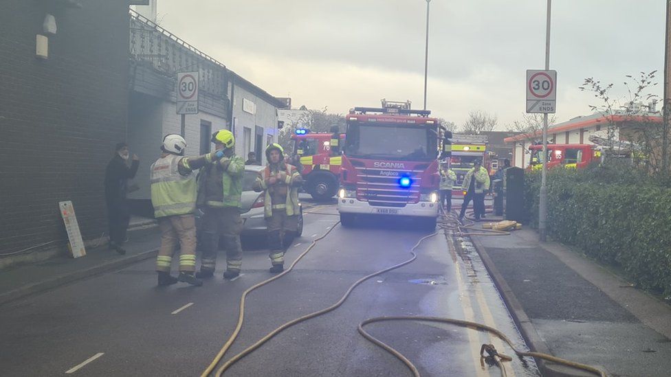Luton flat fire: Three people rescued as blaze destroys home - BBC News