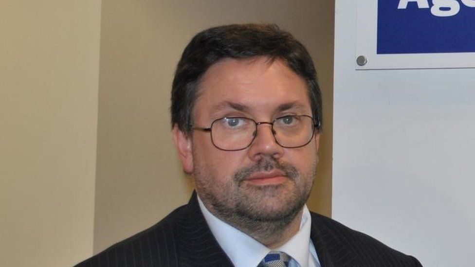 Ex-border chief unveils illegal migrant amnesty plan - BBC News