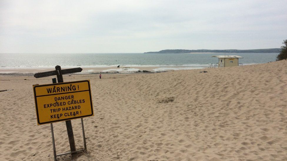 Warnings as Tenby beach sand 'disappears' - BBC News